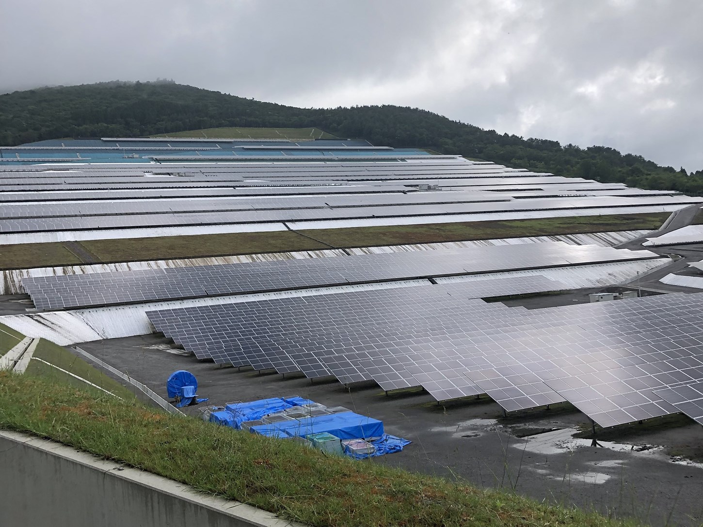 大分県玖珠町 太陽光発電所（20.4MW） 斜面地 | E-ene株式会社